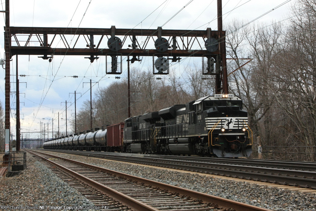 NS 1038 and loaded oil train Z4R